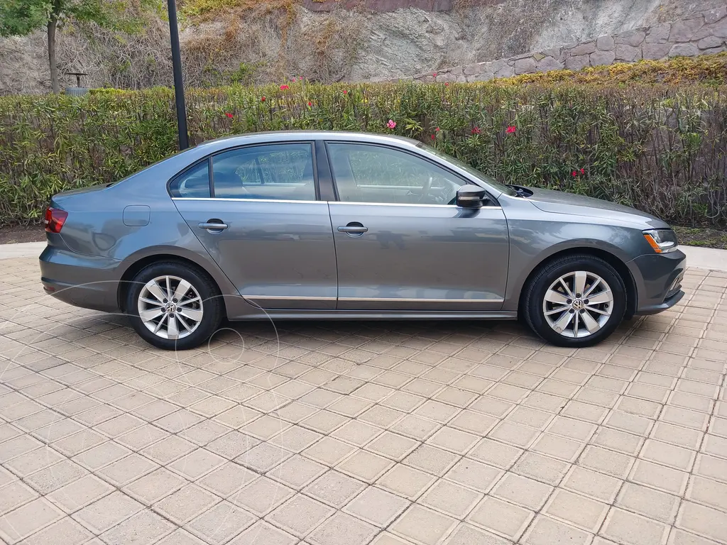 Volkswagen Jetta Comfortline Tiptronic usado (2017) color Gris precio ...