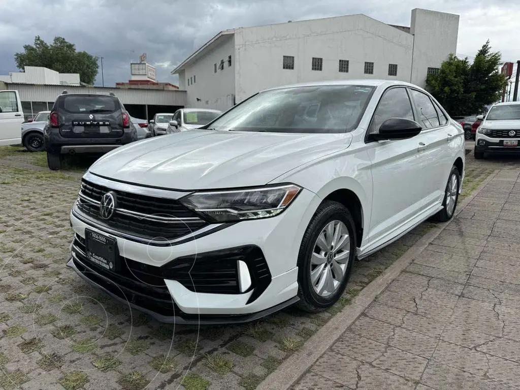 Volkswagen Jetta Comfortline usado (2023) color Blanco precio $375,000