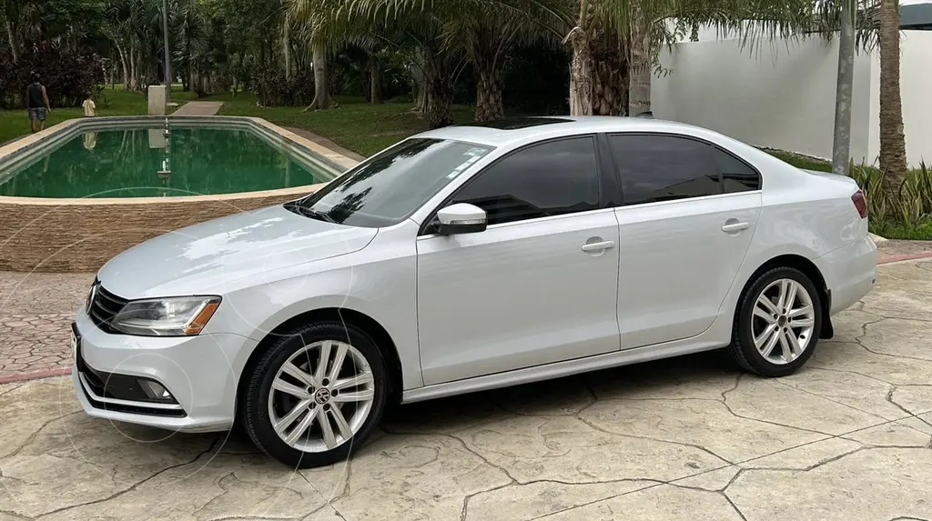 Volkswagen Jetta Sport Tiptronic usado (2018) color Blanco precio $220,000