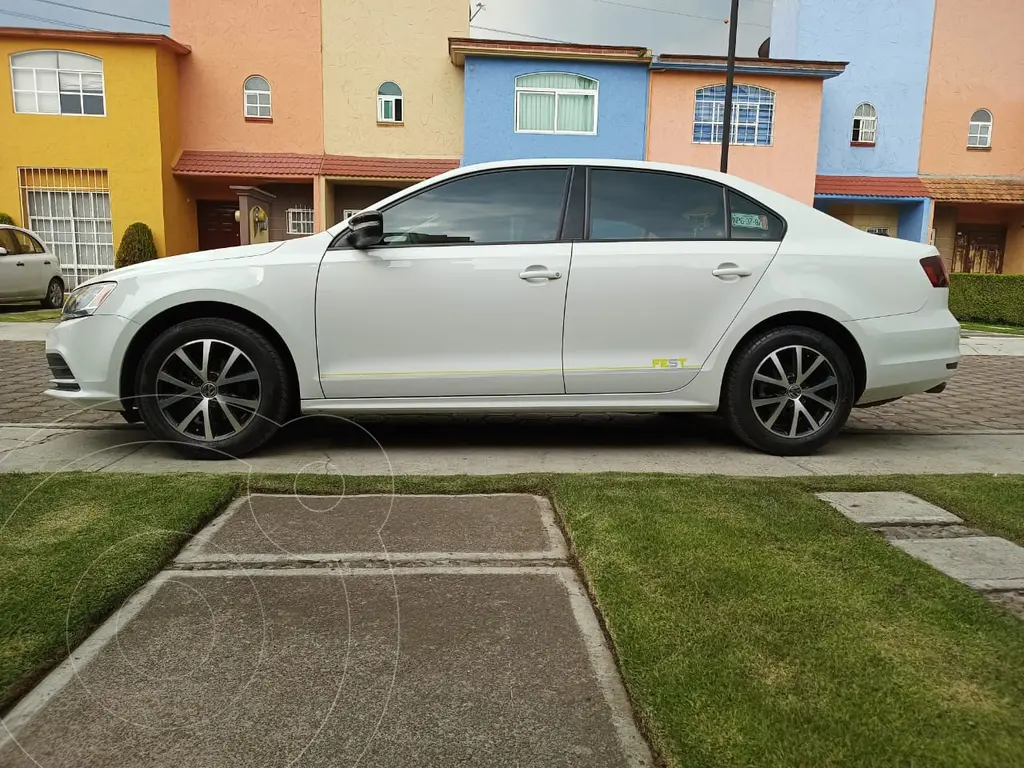 Volkswagen Jetta Fest usado (2017) color Blanco precio $180,000