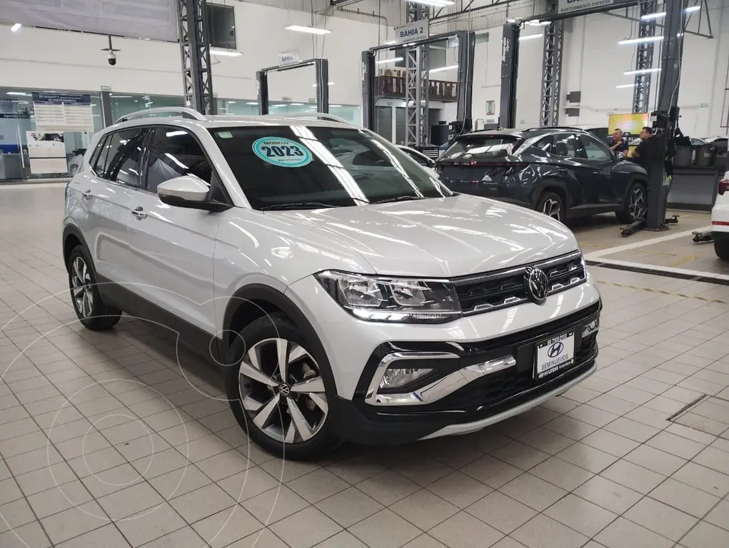 Volkswagen Taigun Comfortline usado (2023) color plateado precio $415,000