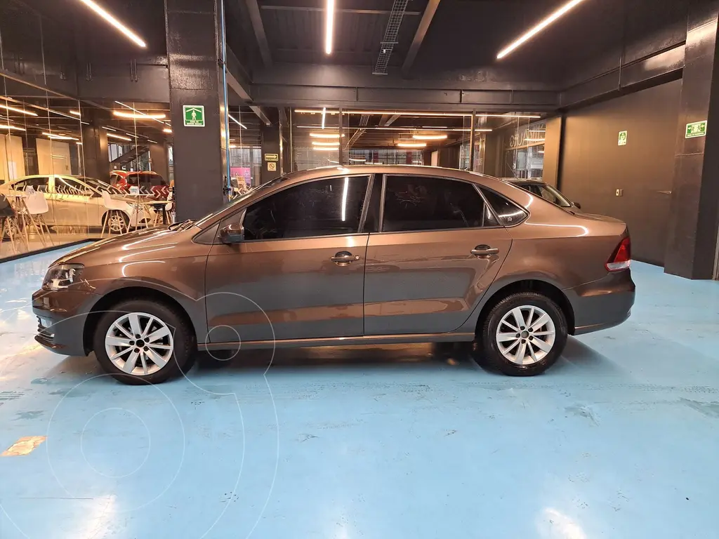 Volkswagen Vento Highline Aut usado (2017) color caf precio $219,500
