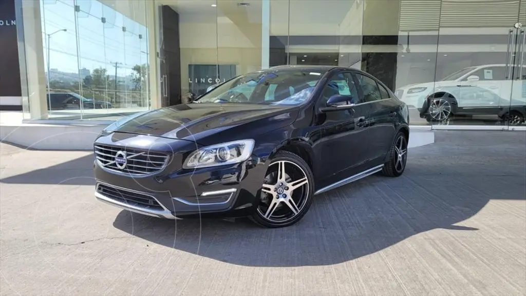 Volvo S60 T4 Sport Aut usado (2017) color Negro precio $300,000