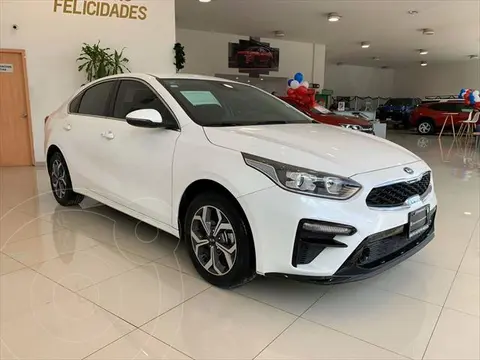 Kia Forte Sedan EX Aut usado (2021) color Blanco precio $325,000