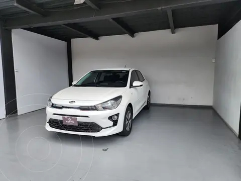 Kia Rio Hatchback LX usado (2021) color Blanco precio $298,000